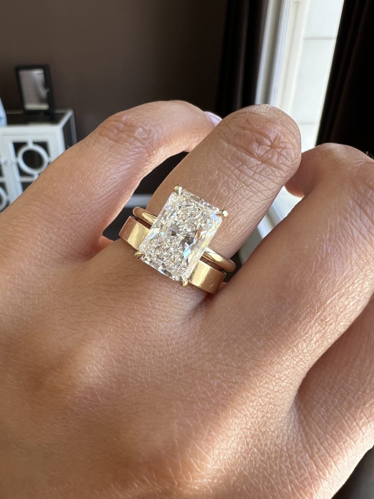 Elevate Your Style: The Wide Band Trend - Adiamor Blog